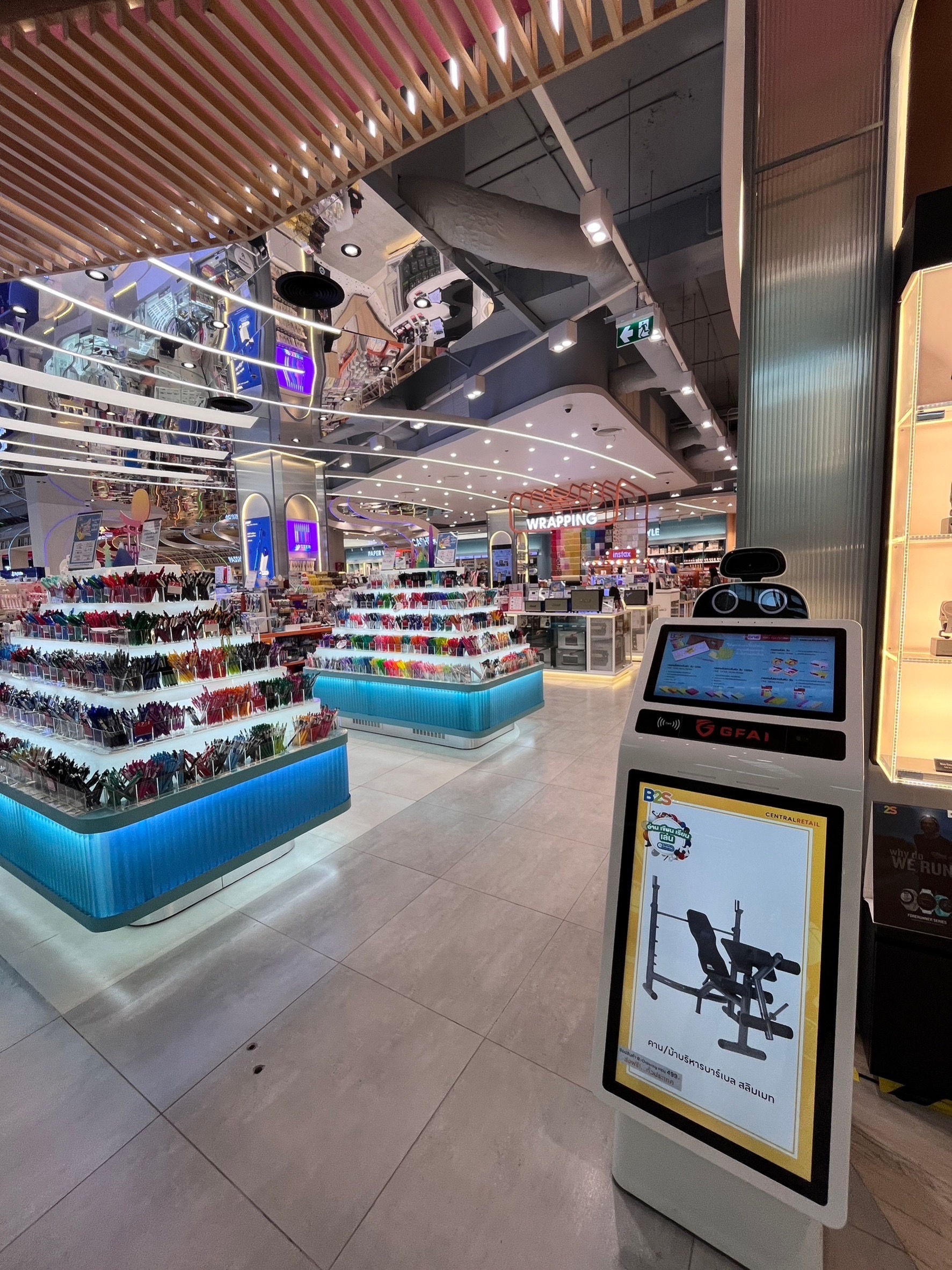 ร้านหนังสือชั้นนำระดับประเทศอย่าง B2S เลือกใช้ได้หุ่นยนต์ต้อนรับ ...