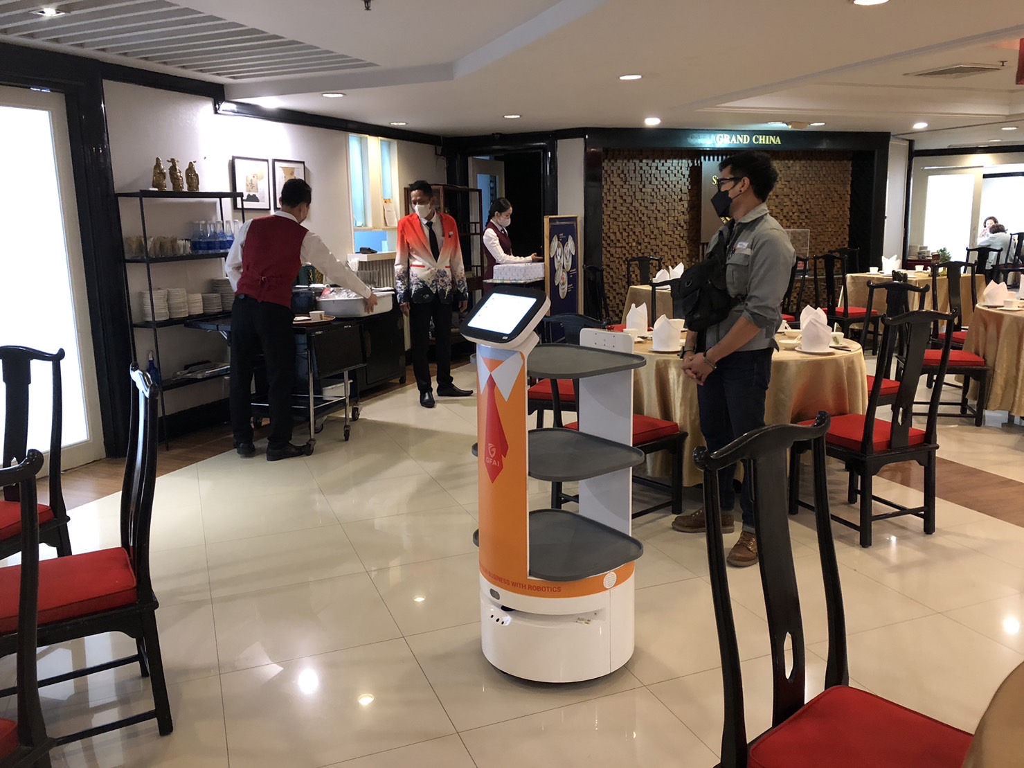 หุ่นยนต์เสิร์ฟอาหาร อัฉริยะ รุ่น เดลี่ ( Food Delivery Robot )